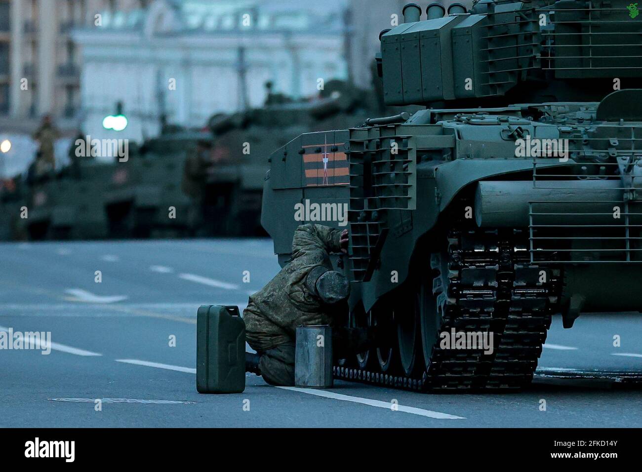Apri 29, 2021. Moscow, Russia. Military hardware takes part in a night ...