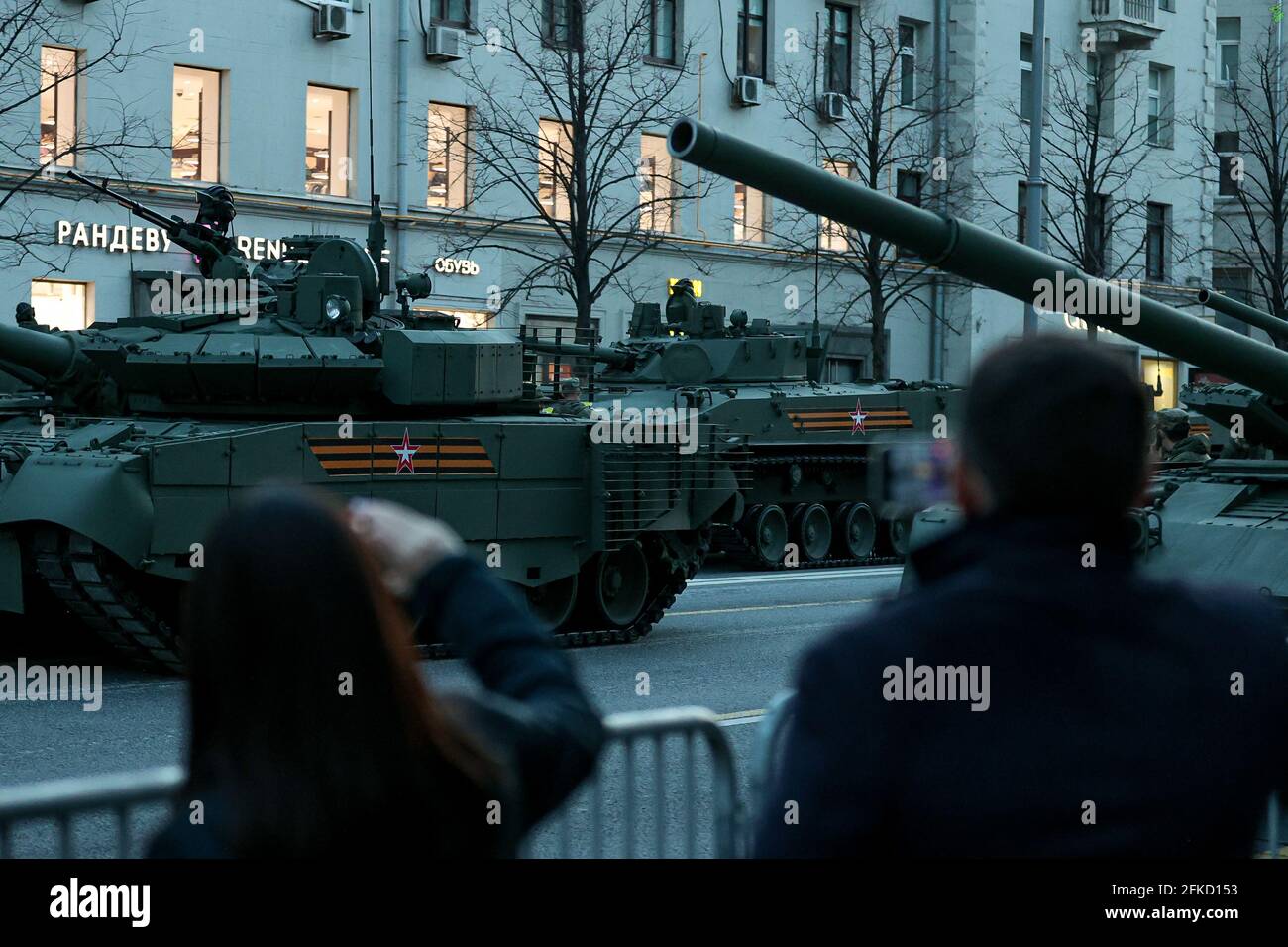 Apri 29, 2021. Moscow, Russia. Military hardware takes part in a night ...