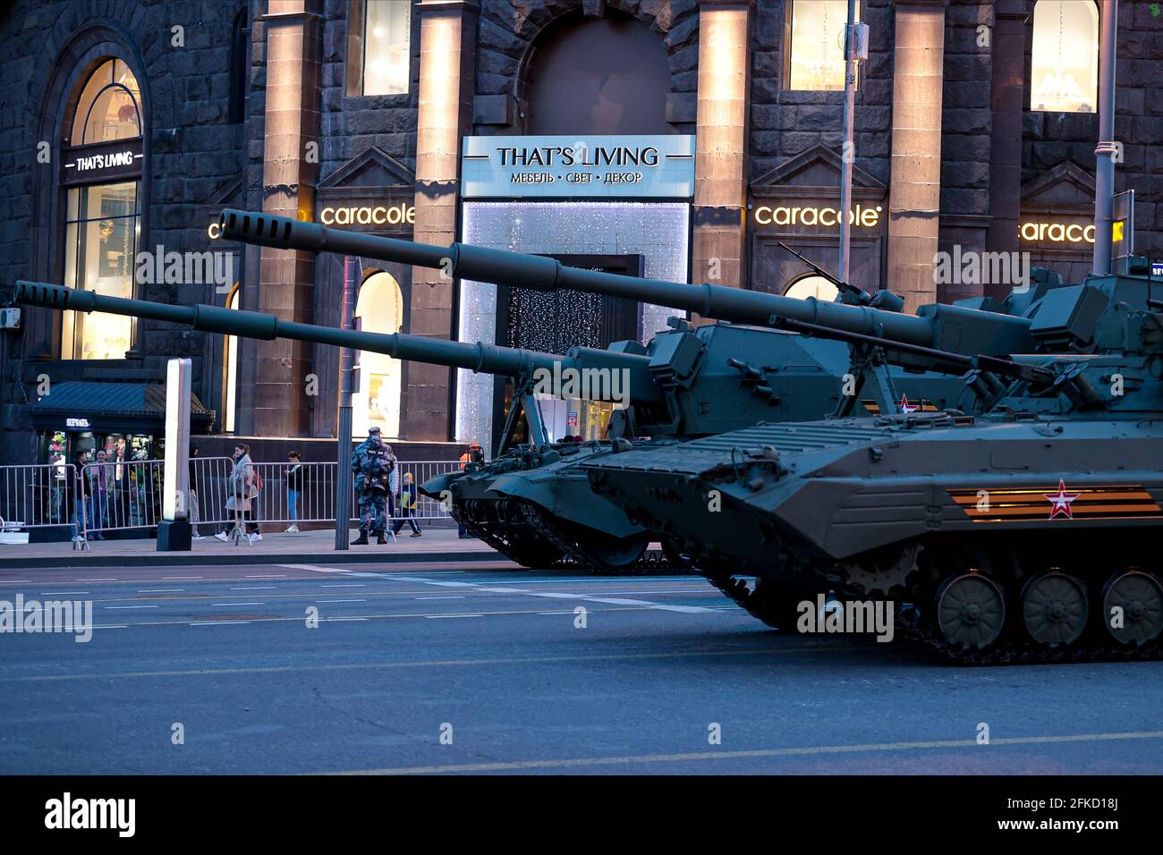 Apri 29, 2021. Moscow, Russia. Military hardware takes part in a night ...