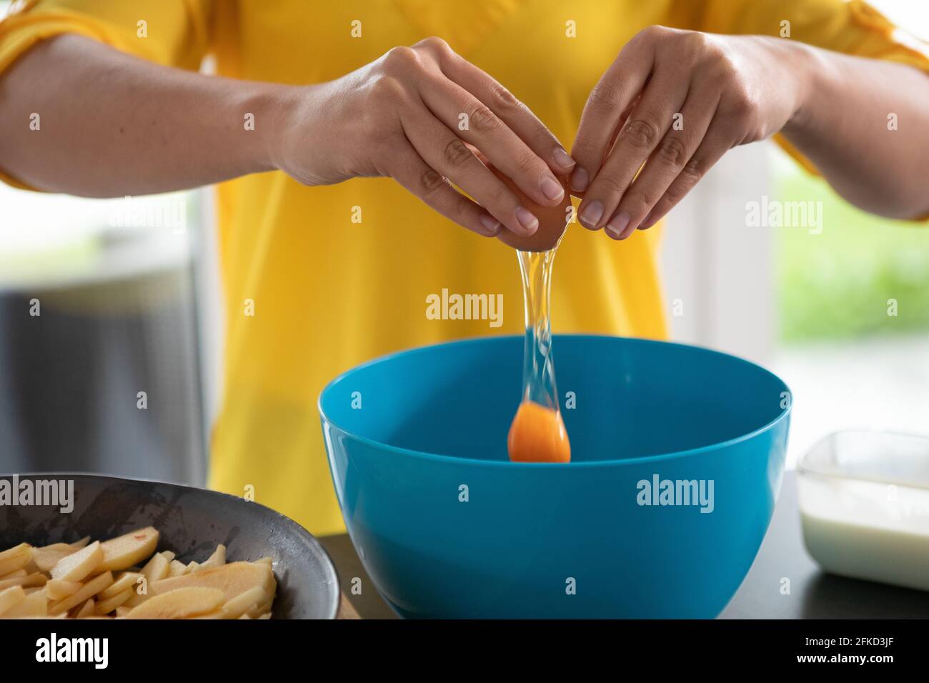 Breaking egg hi-res stock photography and images - Alamy