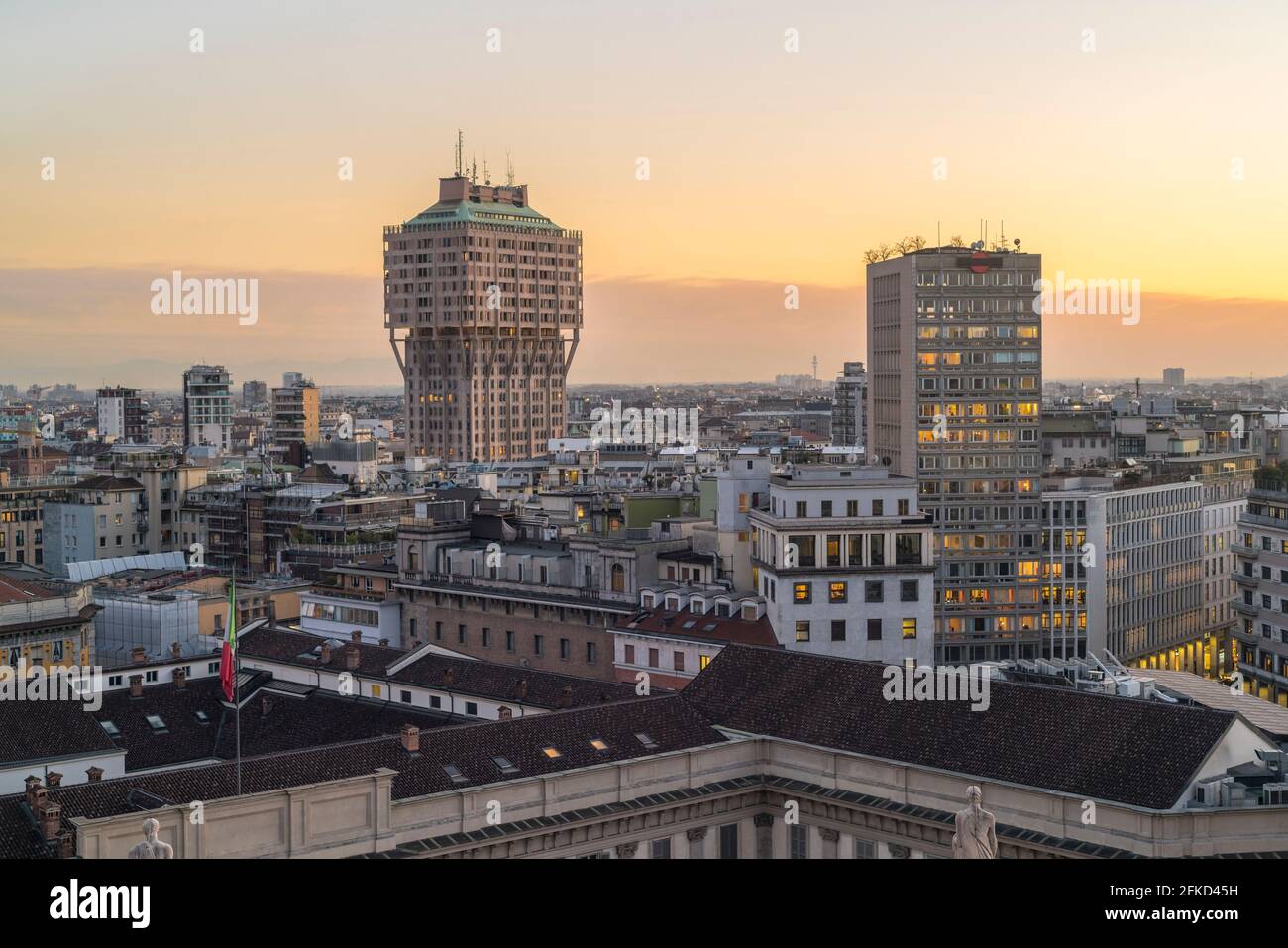 Milan buildings hi-res stock photography and images - Alamy