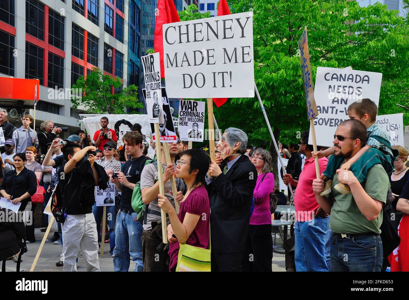 Crowd building exterior social issues placard hi-res stock photography ...