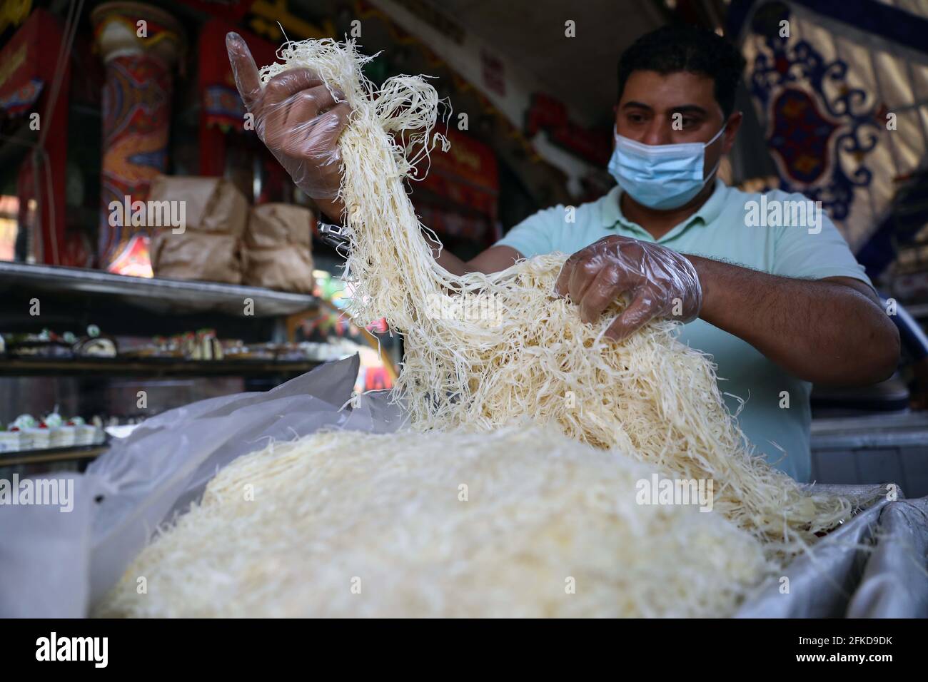 Cairo, Egypt. 30th Apr, 2021. An Egyptian baker makes traditional ...