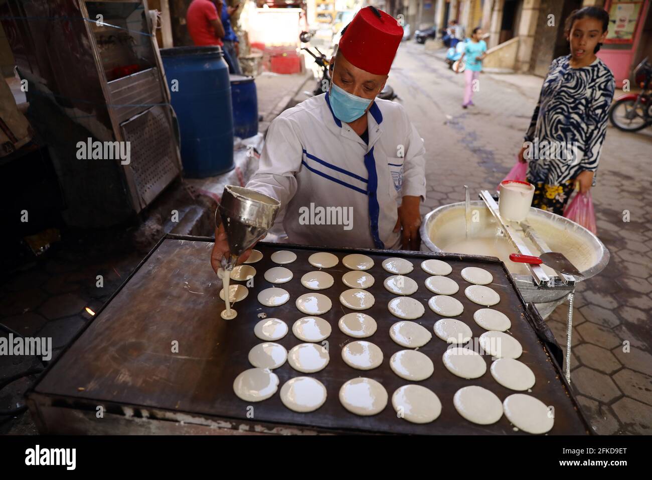 Cairo, Egypt. 30th Apr, 2021. An Egyptian baker makes traditional ...