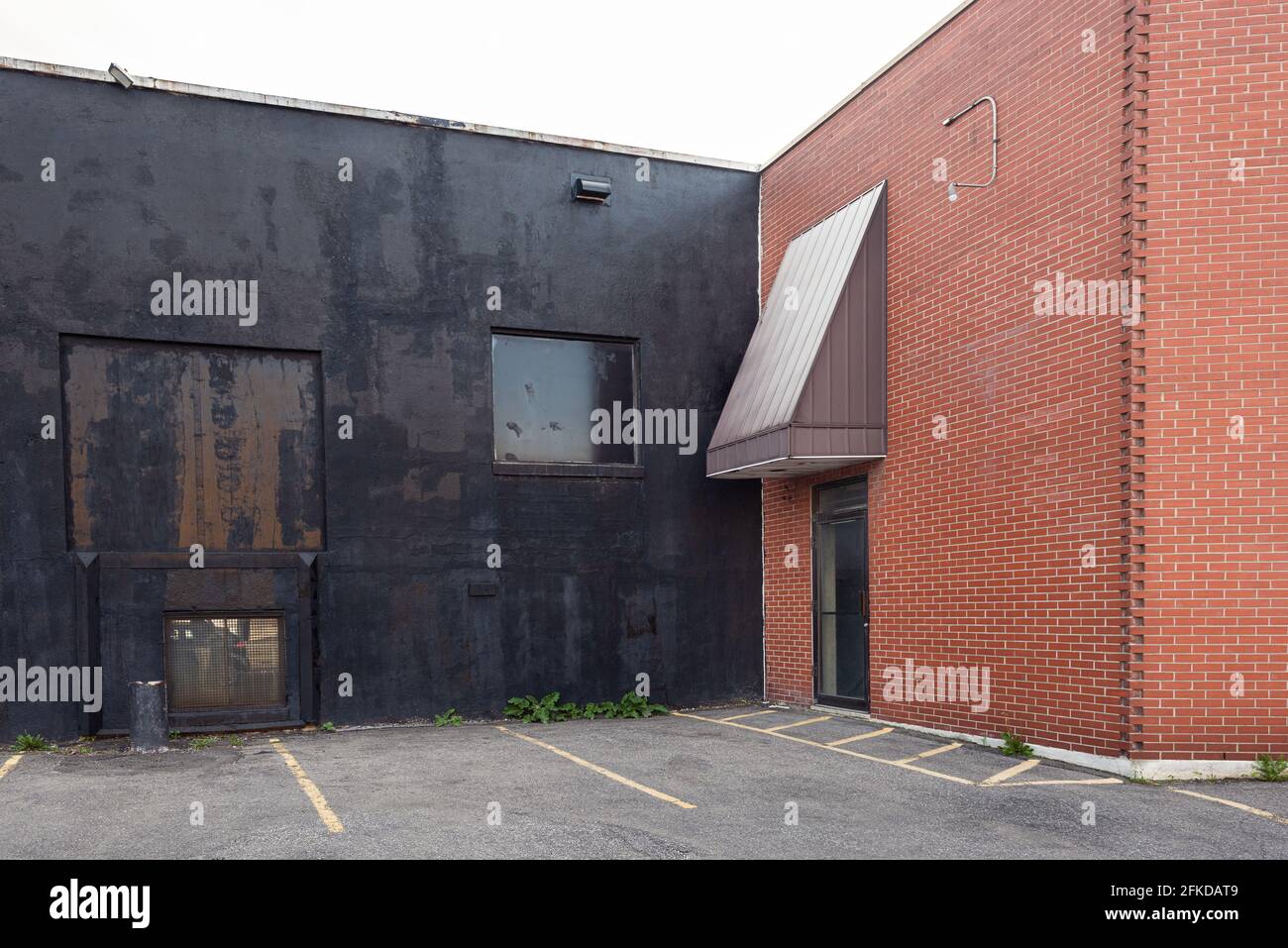 A small business building exterior Stock Photo - Alamy