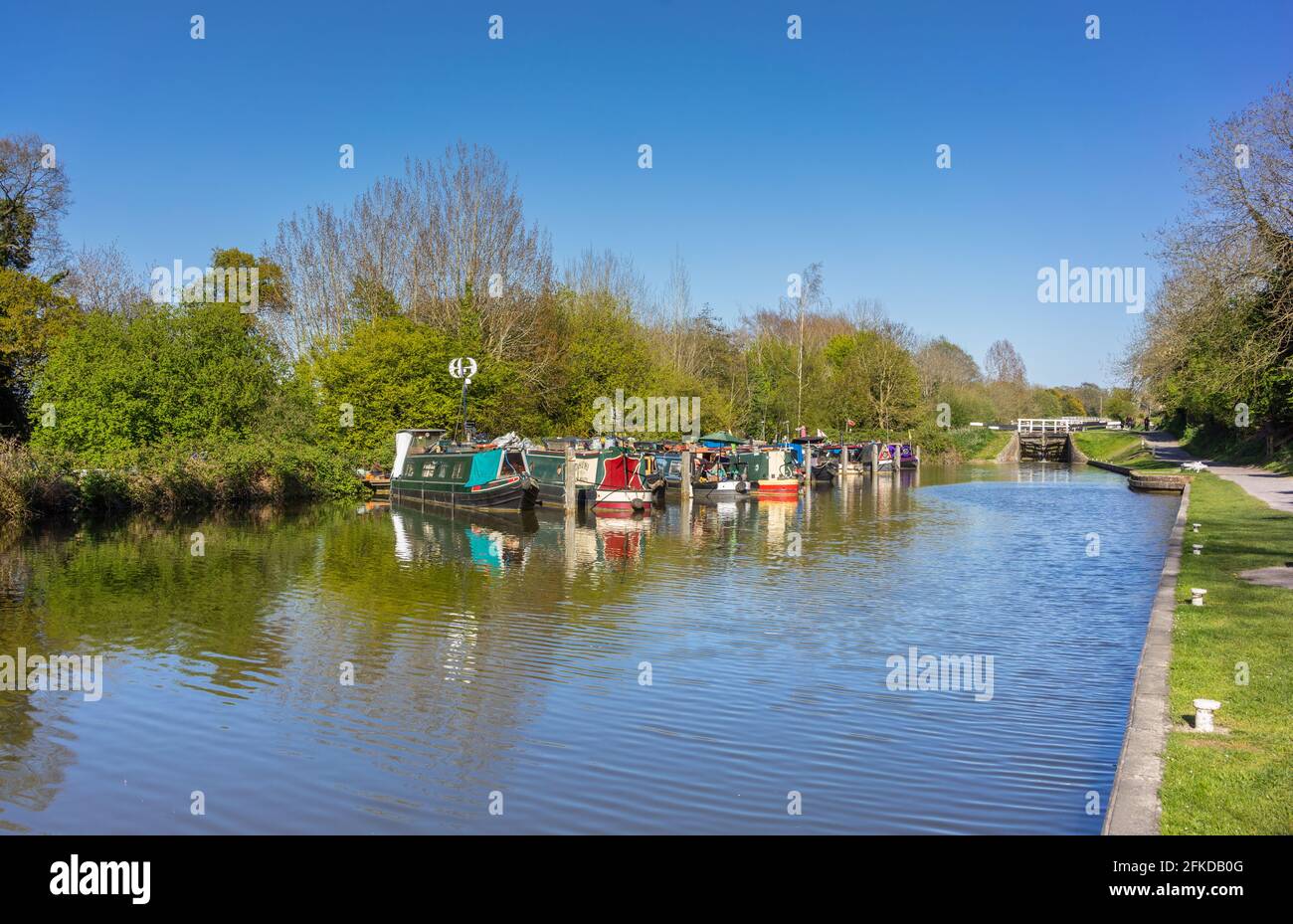 Avon canal caen hill locks hi-res stock photography and images - Alamy