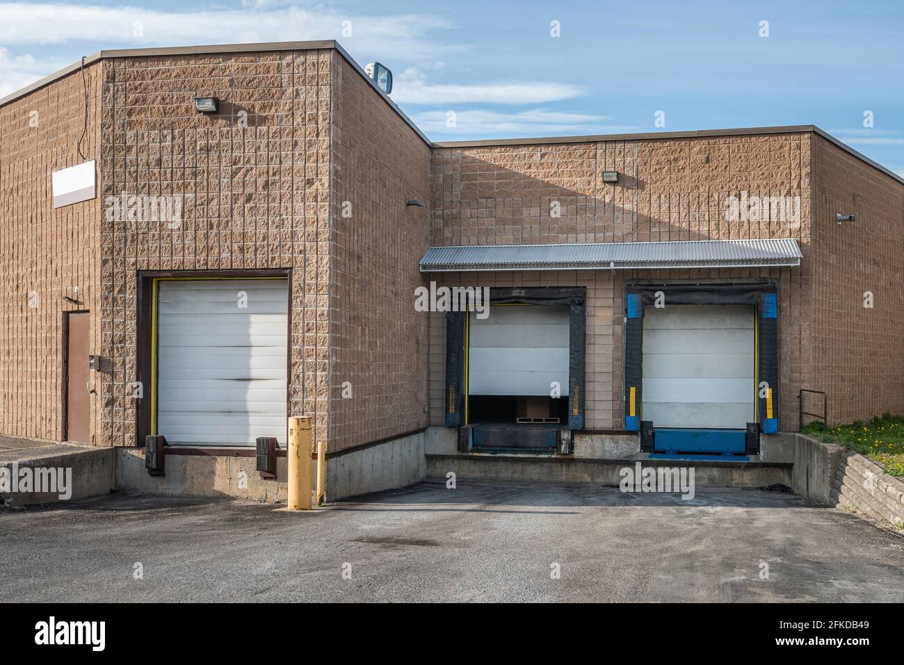 A small business building exterior Stock Photo - Alamy