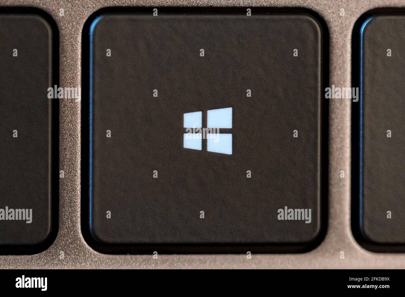 Windows button hi-res stock photography and images - Alamy