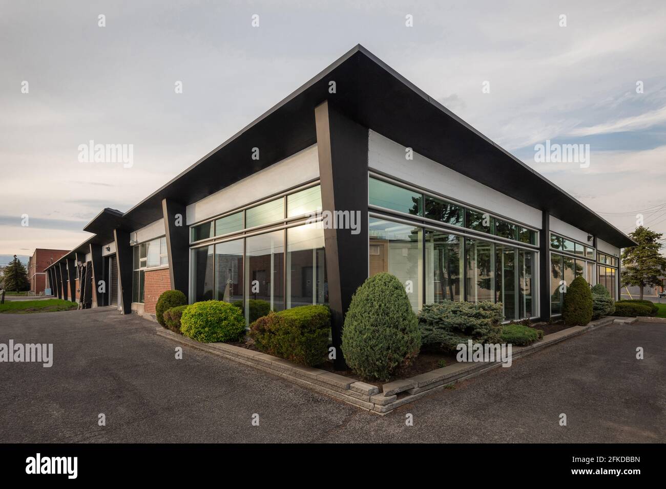 Elegant exterior facade hi-res stock photography and images - Alamy