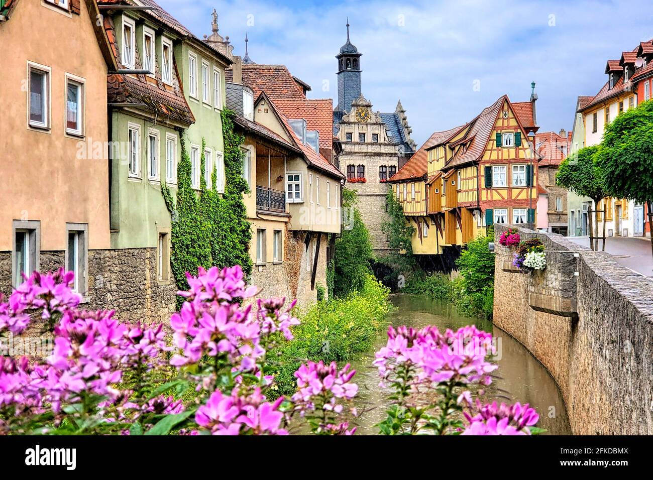 Buildings with flowers hi-res stock photography and images - Alamy