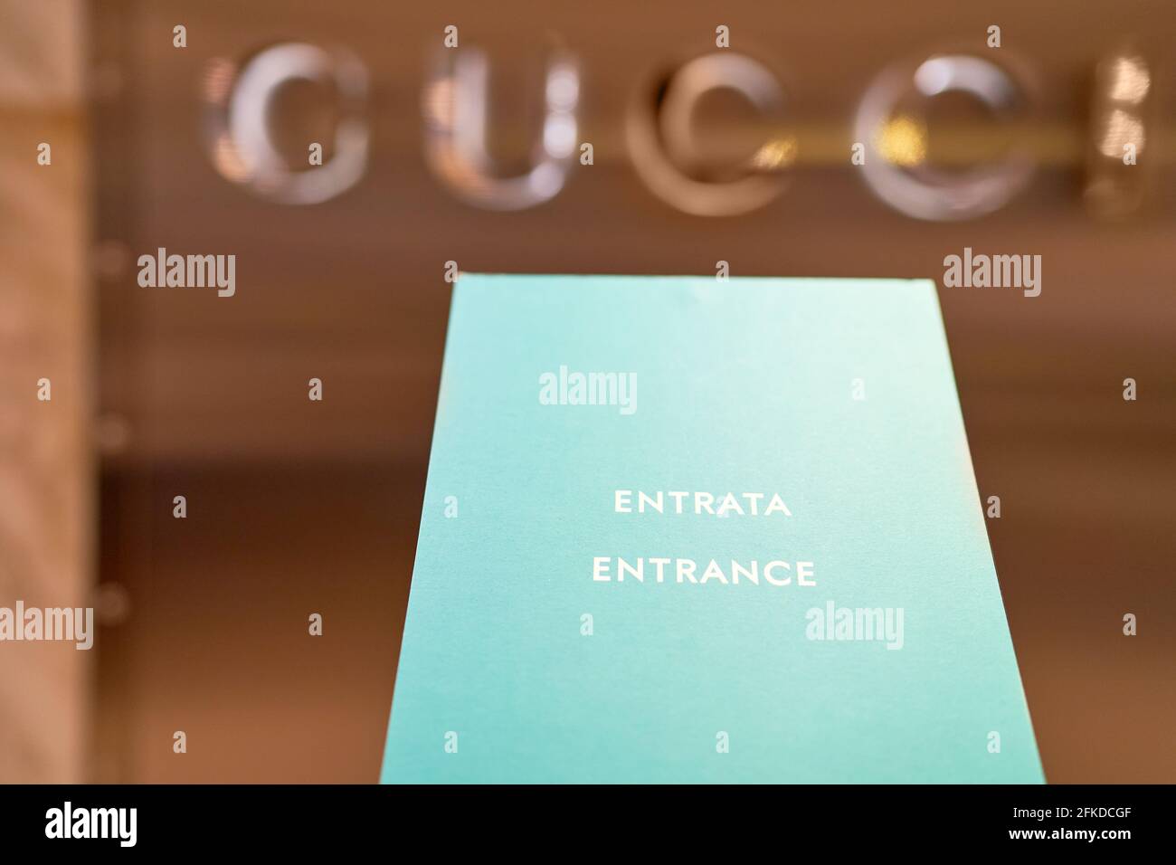 Gucci shop front logo sign hi-res stock photography and images - Alamy