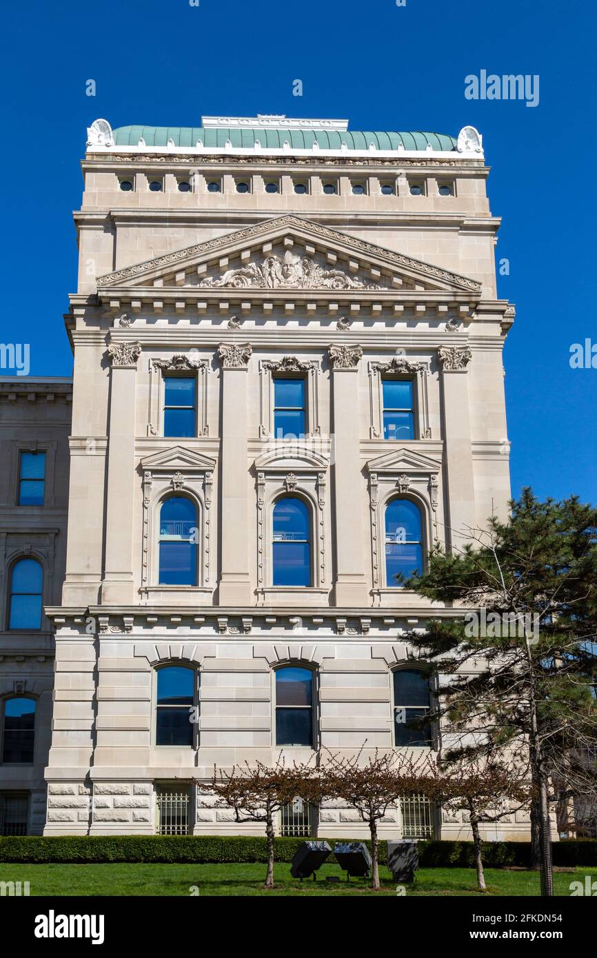 The south wing of the Indiana State Capitol building in Indianapolis ...