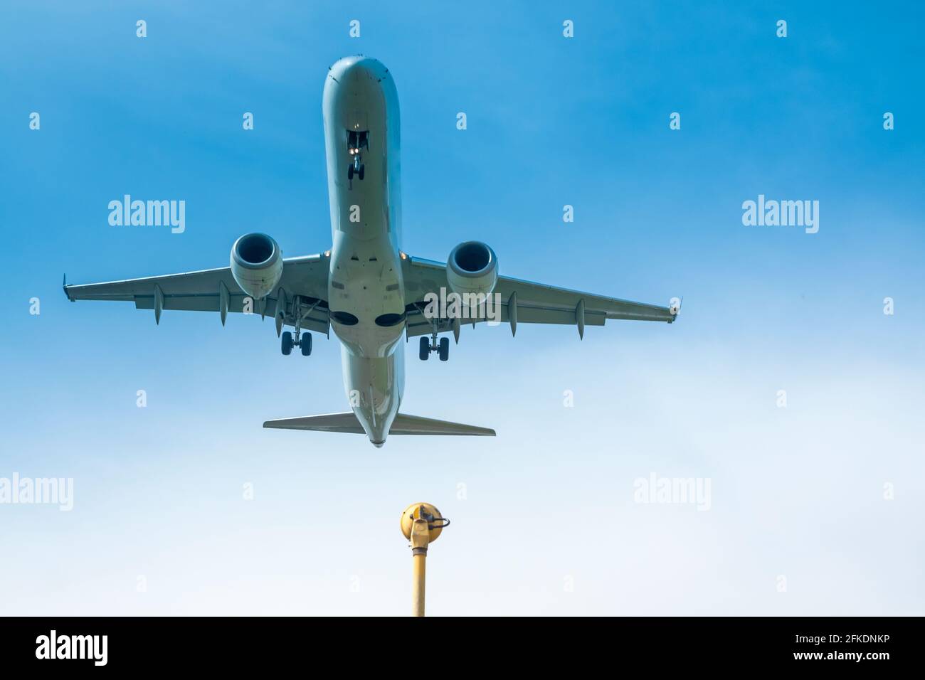 Approach lighting system hi-res stock photography and images - Alamy