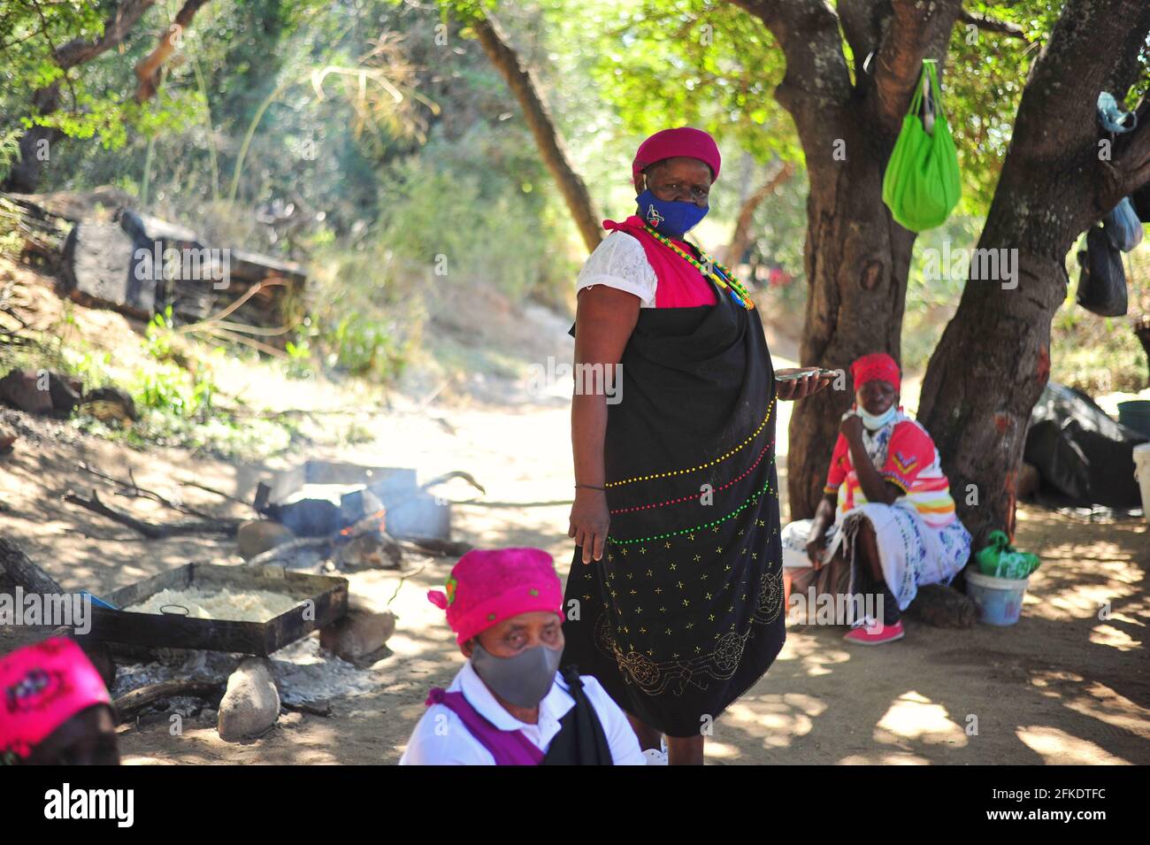 Indigenous women working hi-res stock photography and images - Alamy