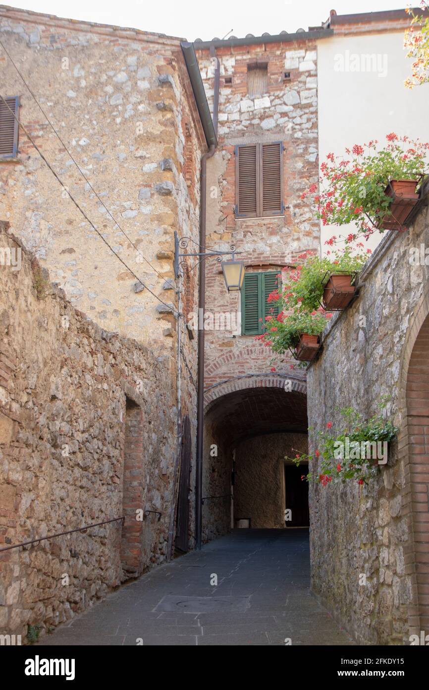 Tuscan old alleyway in the town of siena hi-res stock photography and ...