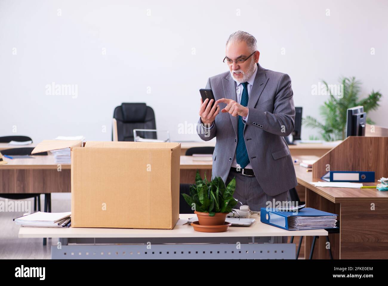 Old employee being fired hi-res stock photography and images - Alamy