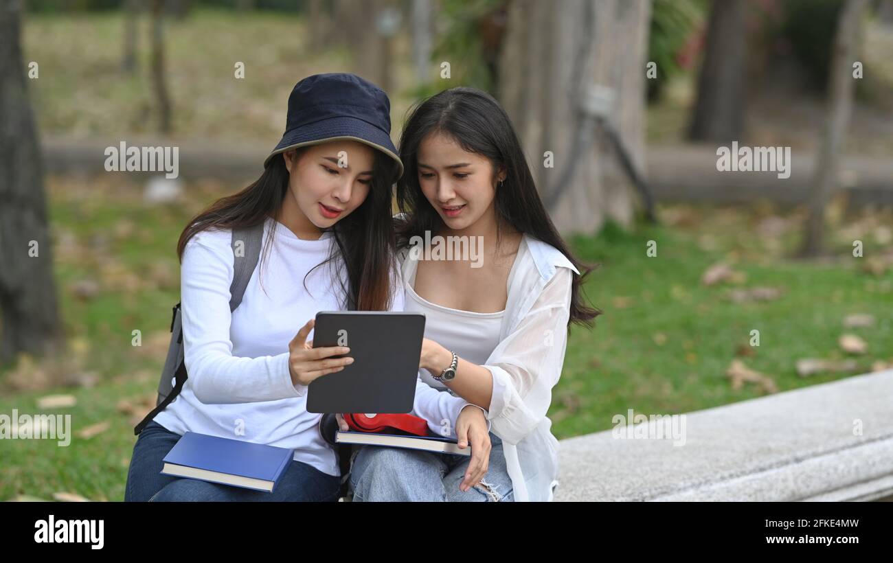 Collage students outside campus hi-res stock photography and images - Alamy