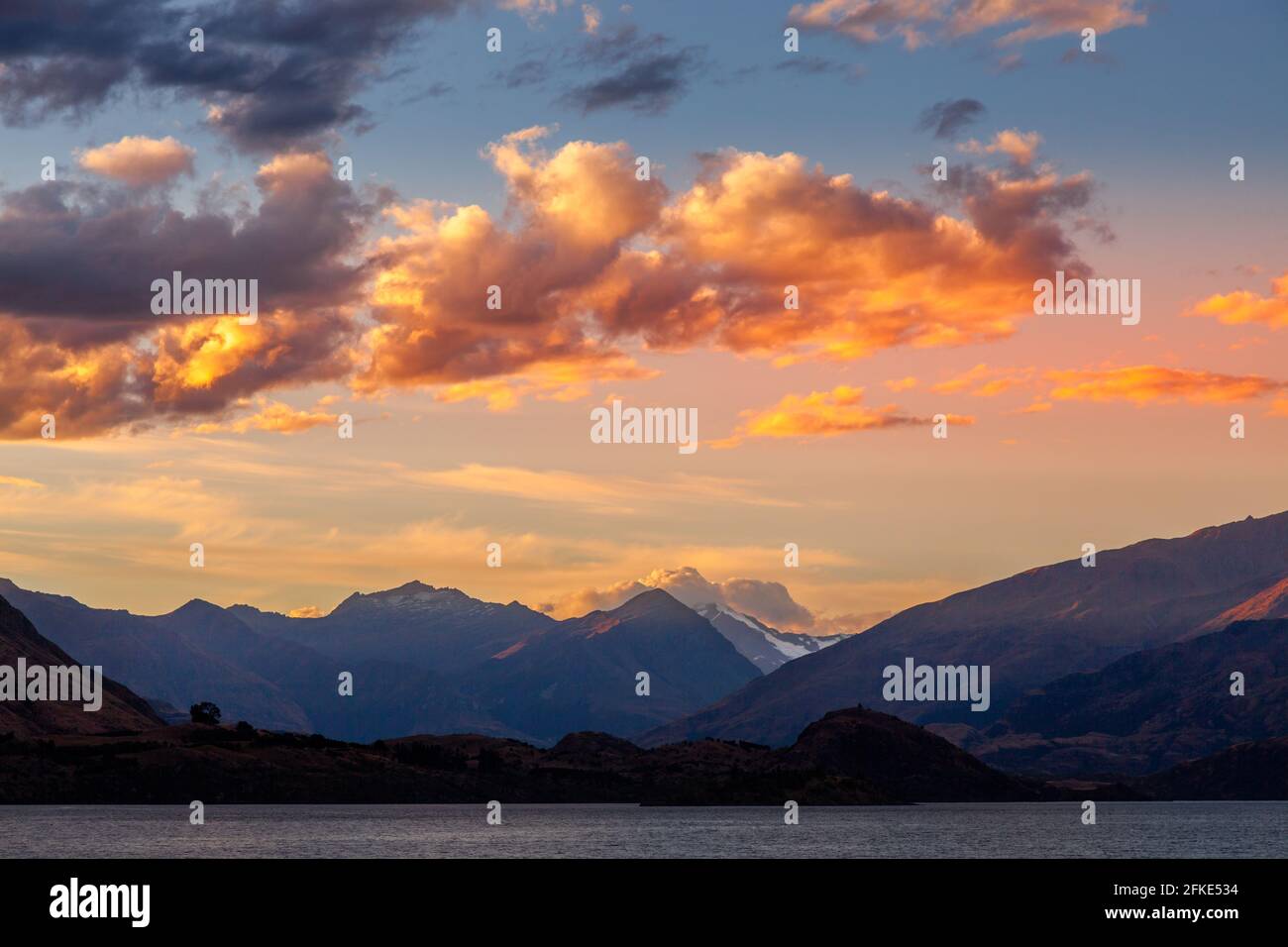 Beautiful evening sky at Lake Wanaka Stock Photo - Alamy