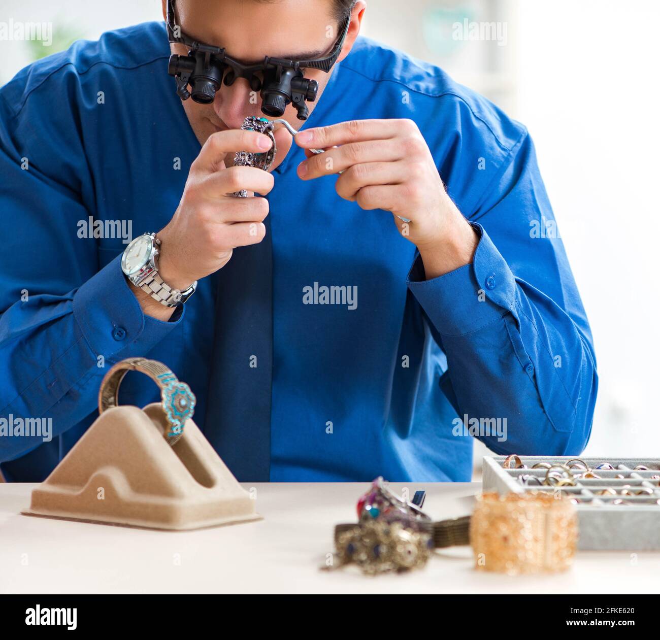 The jeweler working with luxury jewelry in the workshop Stock Photo - Alamy
