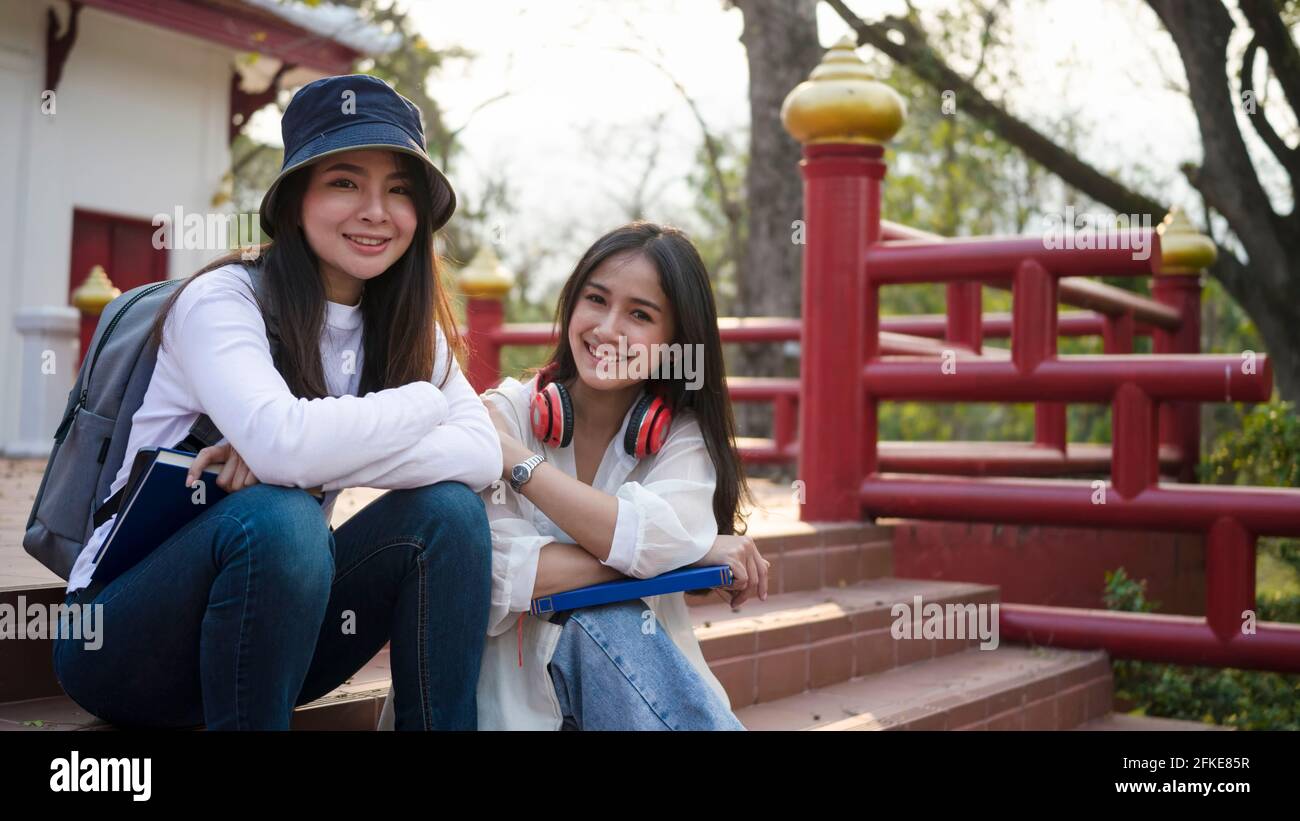 Collage students outside campus hi-res stock photography and images - Alamy