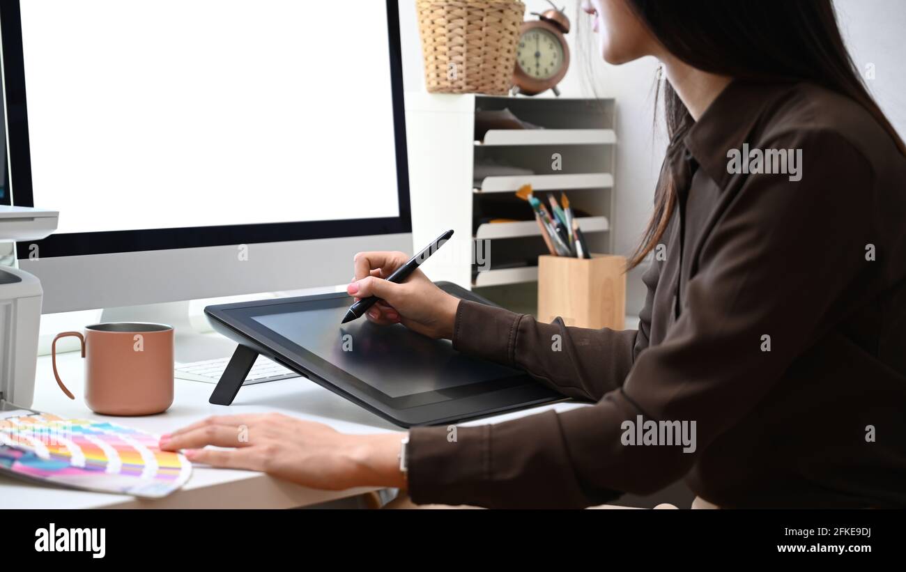 Side view graphic designer woman hi-res stock photography and images ...