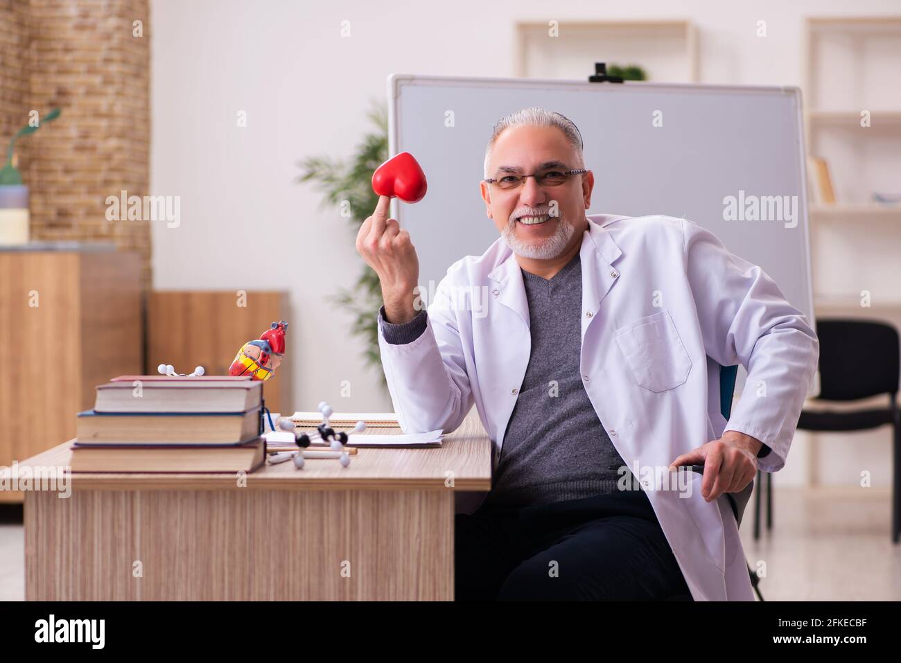 Doctor showing cardiogram old hi-res stock photography and images - Alamy