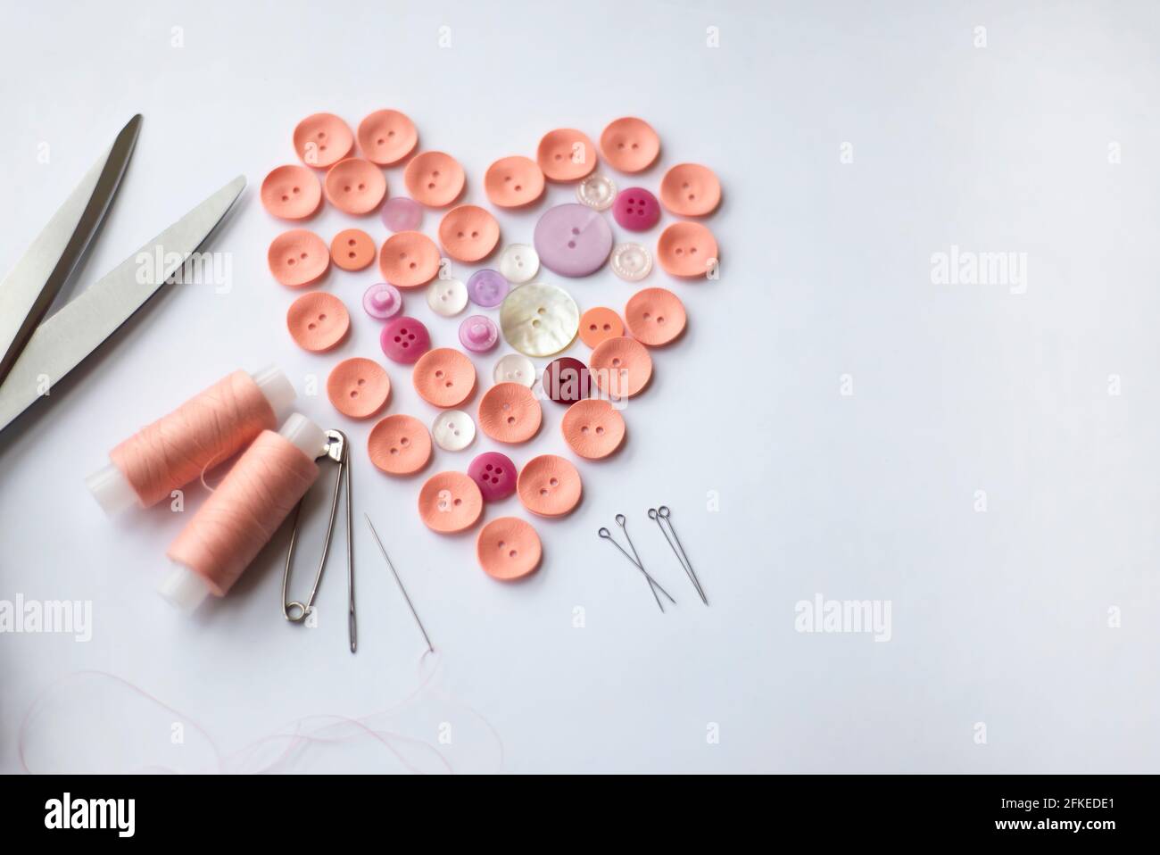 Needle and thread and buttons hi-res stock photography and images - Alamy