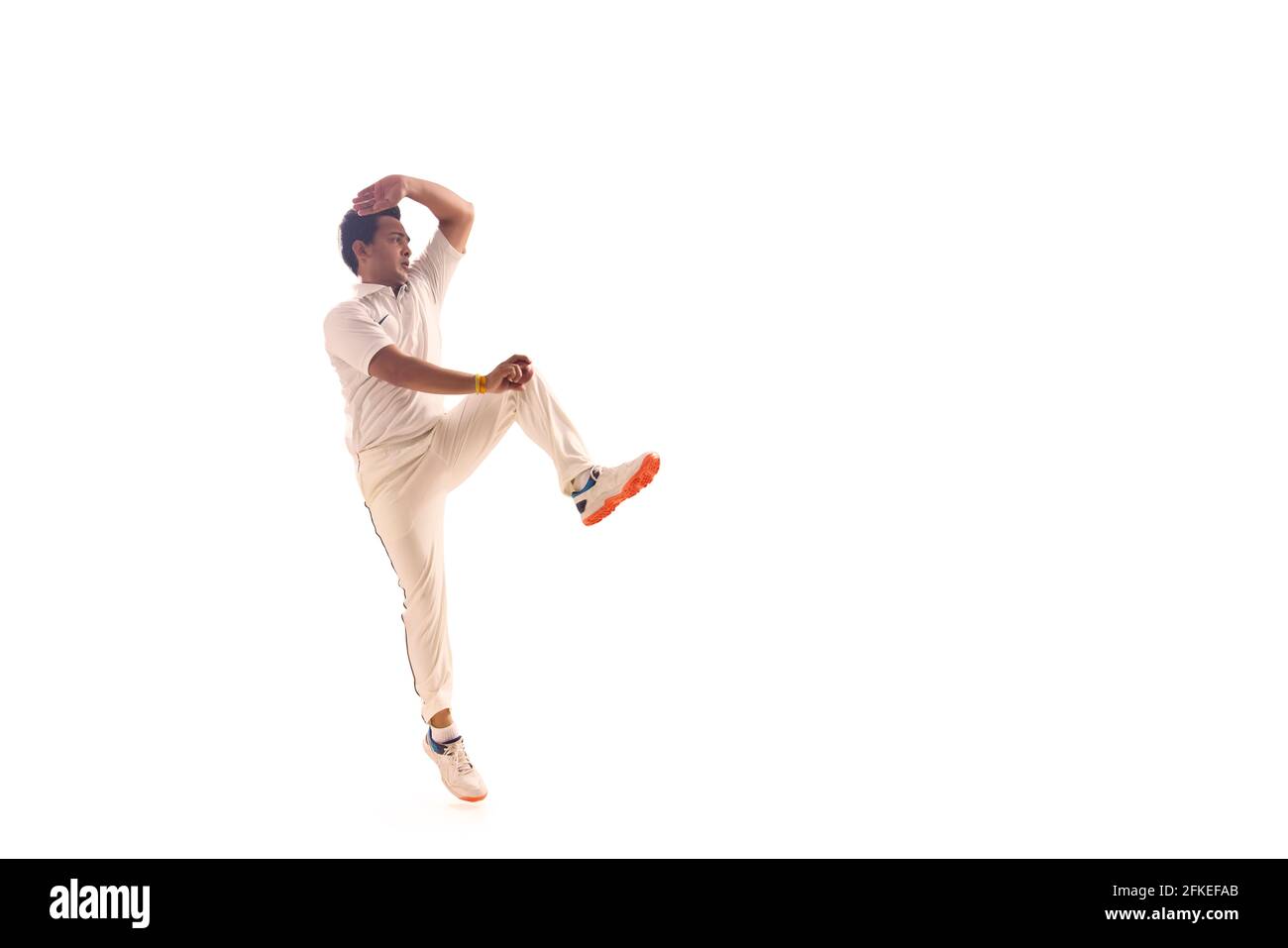 Cricketer, Bowler bowling action Stock Photo - Alamy