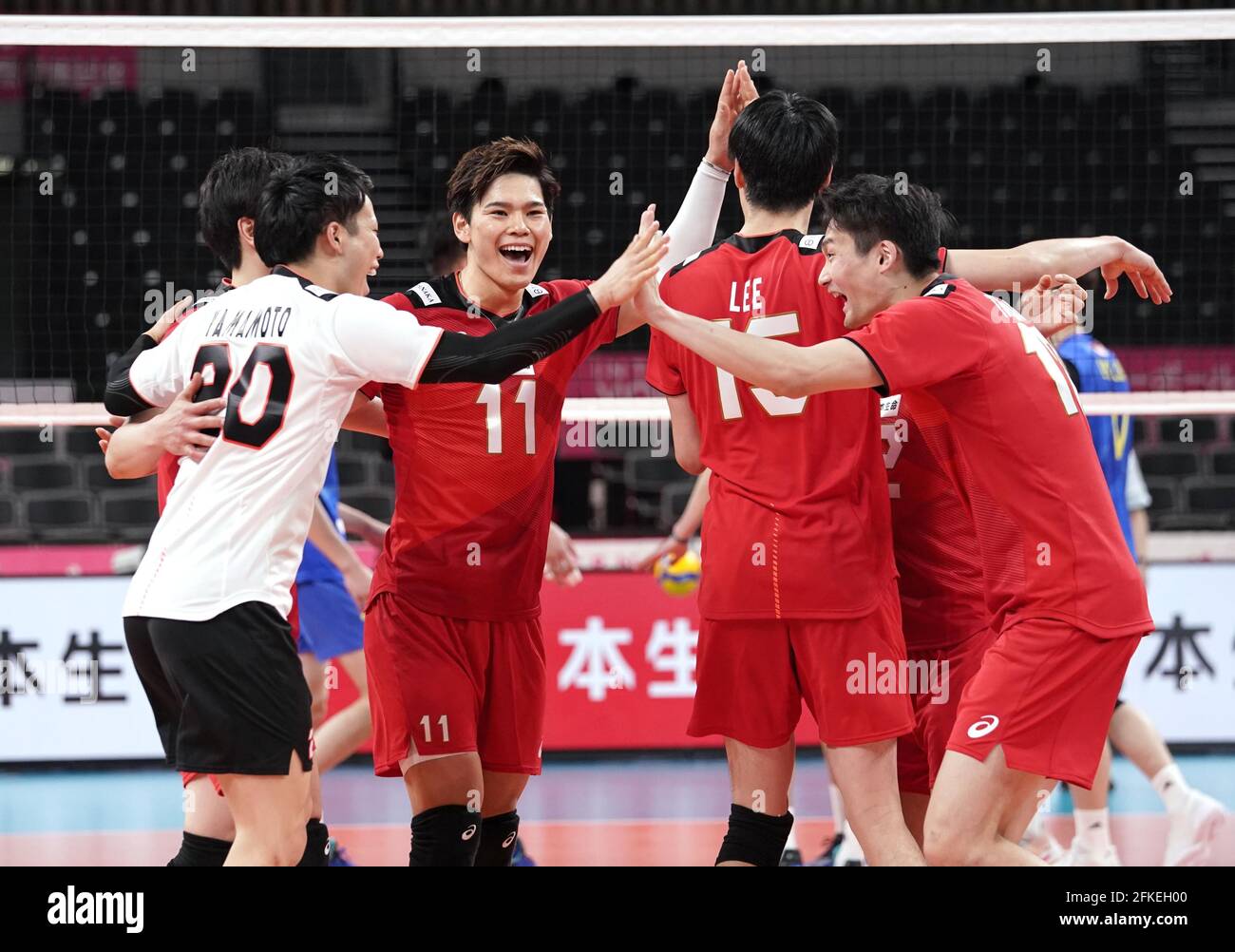 Players of Japan's national team celebrate after defeating China three ...