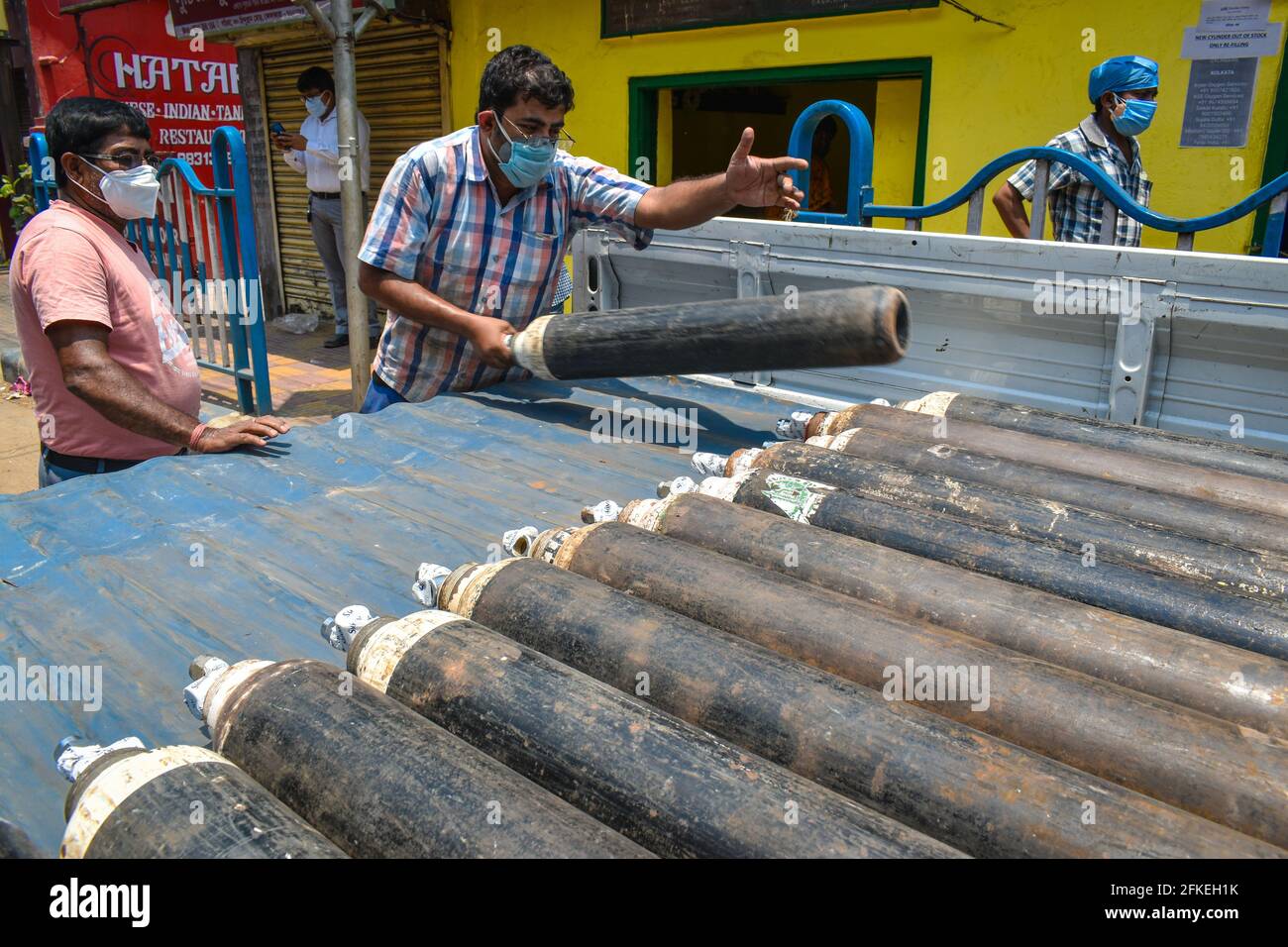 Oxygen cylinder refilling hi-res stock photography and images - Alamy