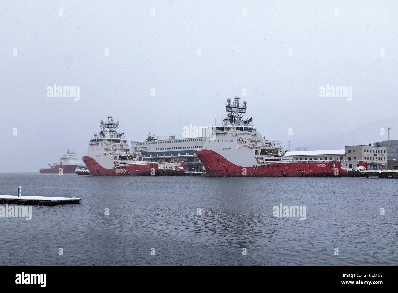 Offshore AHTS anchor handling vessels Siem Diamond and Siem Pearl ...