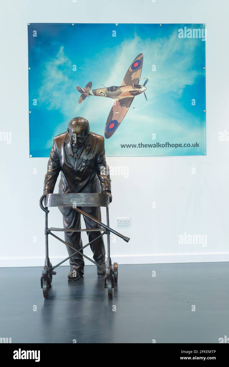 Sir tom moore bronze statue hi-res stock photography and images - Alamy