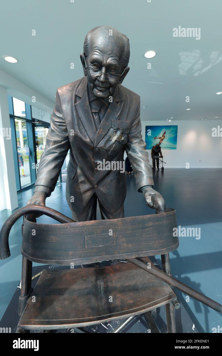 Bronze statue of sir captain tom moore hi-res stock photography and ...