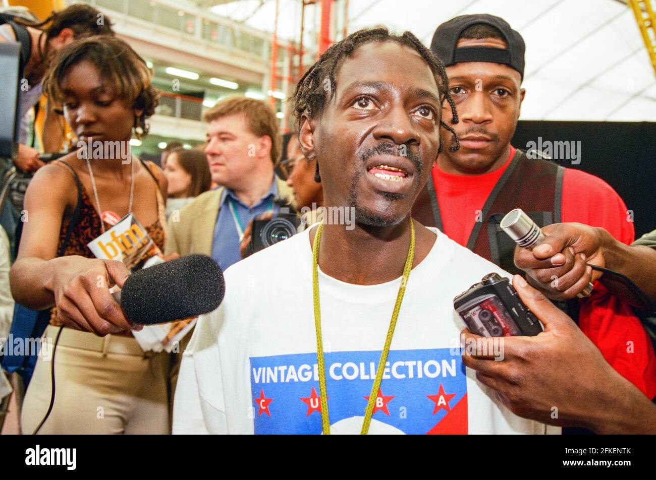 Flava flav rapper hi-res stock photography and images - Alamy