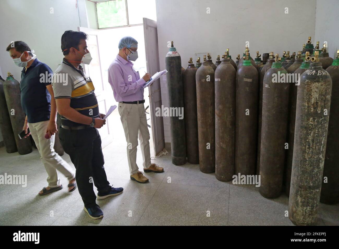 Empty oxygen cylinders hi-res stock photography and images - Alamy