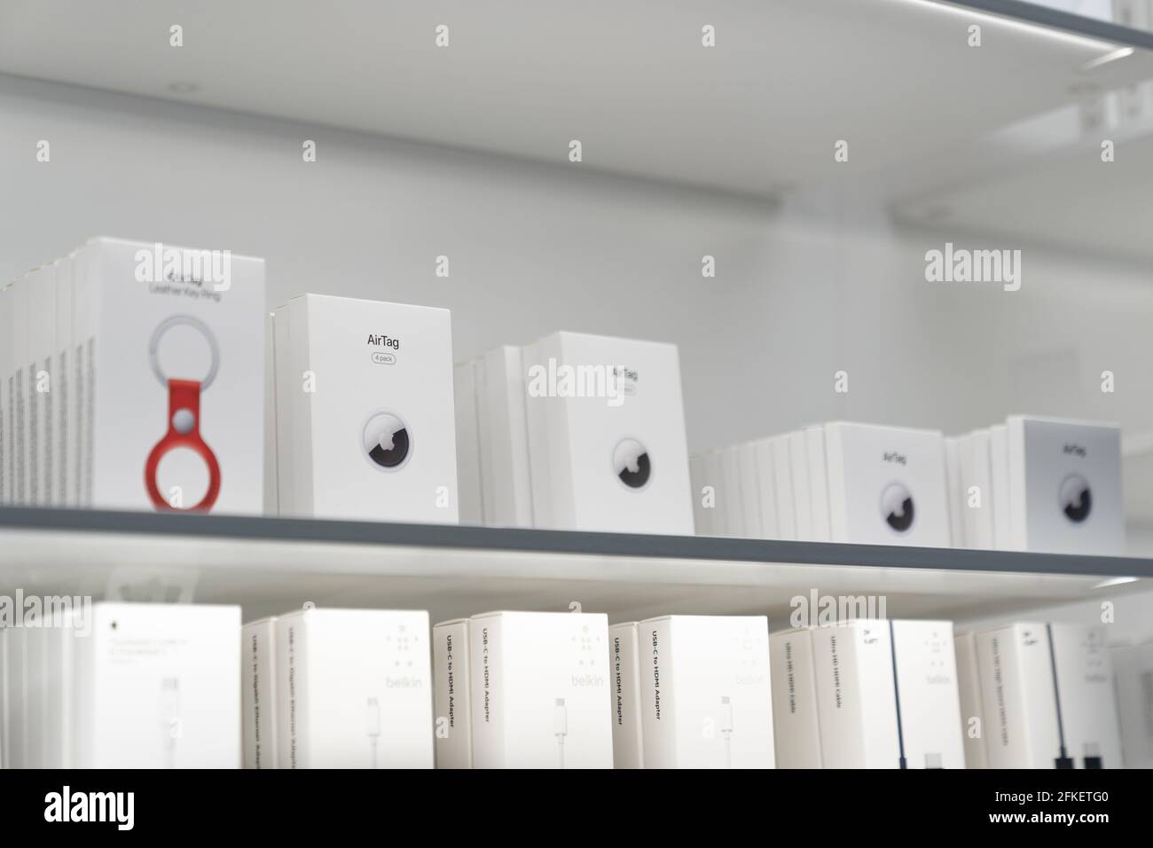 Apple airtag shelf hi-res stock photography and images - Alamy