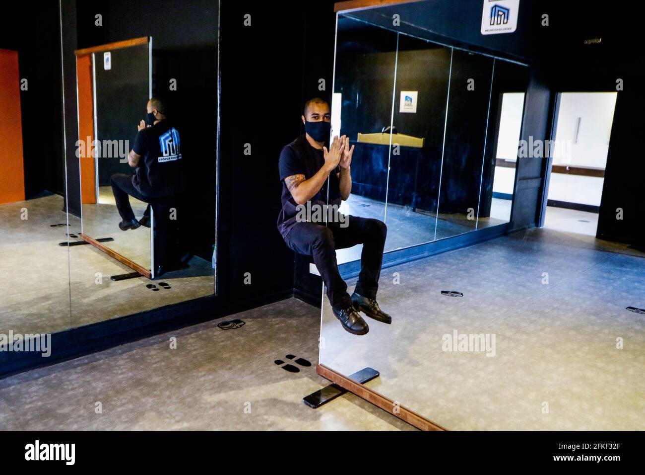 Photo illusion float hi-res stock photography and images - Alamy