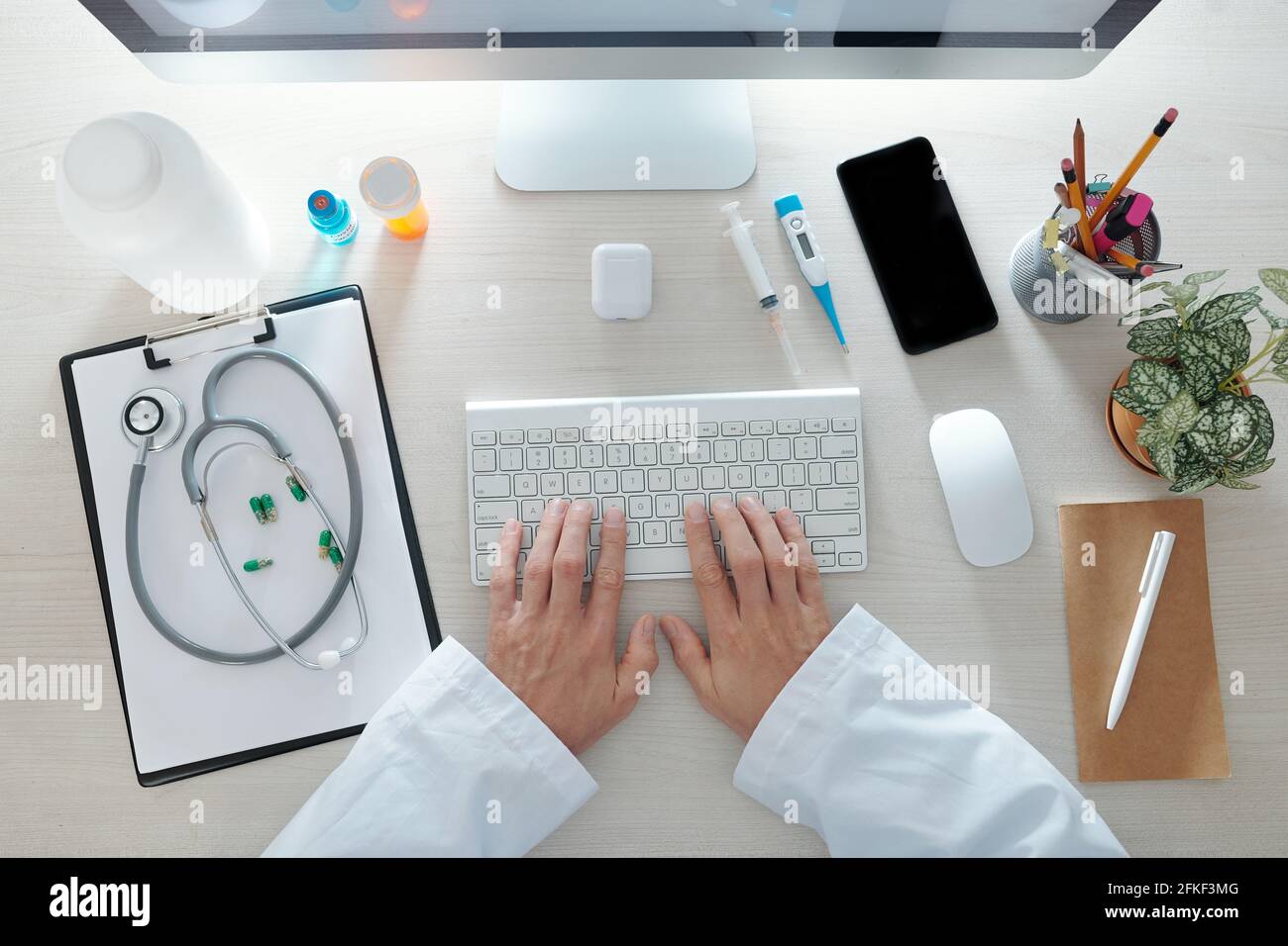 Doctor working on computer hi-res stock photography and images - Alamy