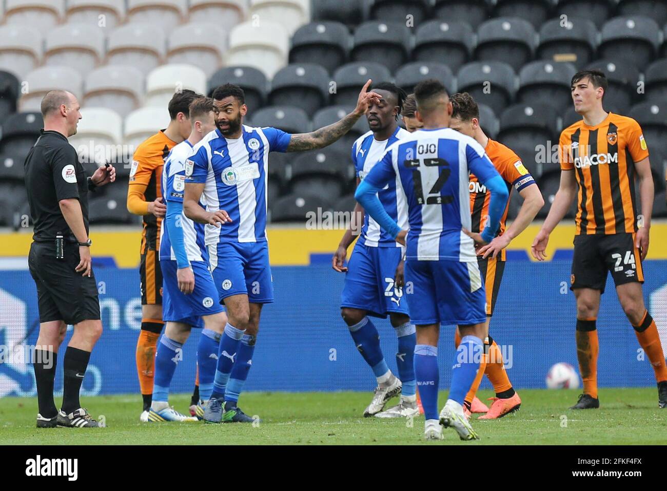 Players surround hi-res stock photography and images - Alamy