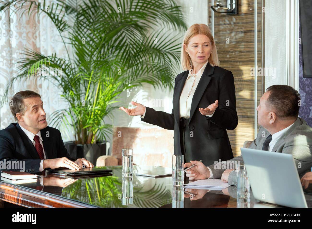 Person speaking hi-res stock photography and images - Alamy