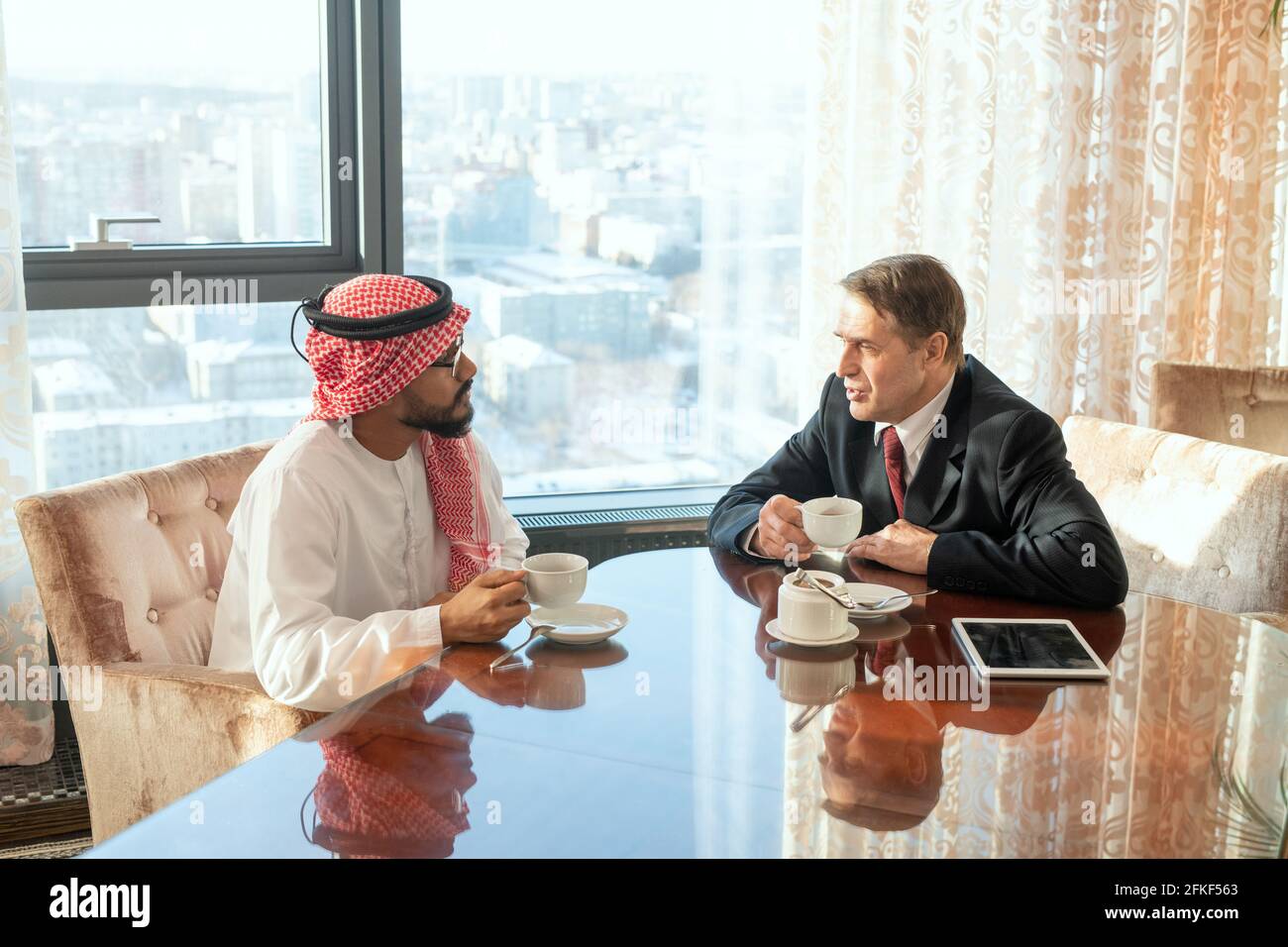 Delegates sitting hi-res stock photography and images - Alamy