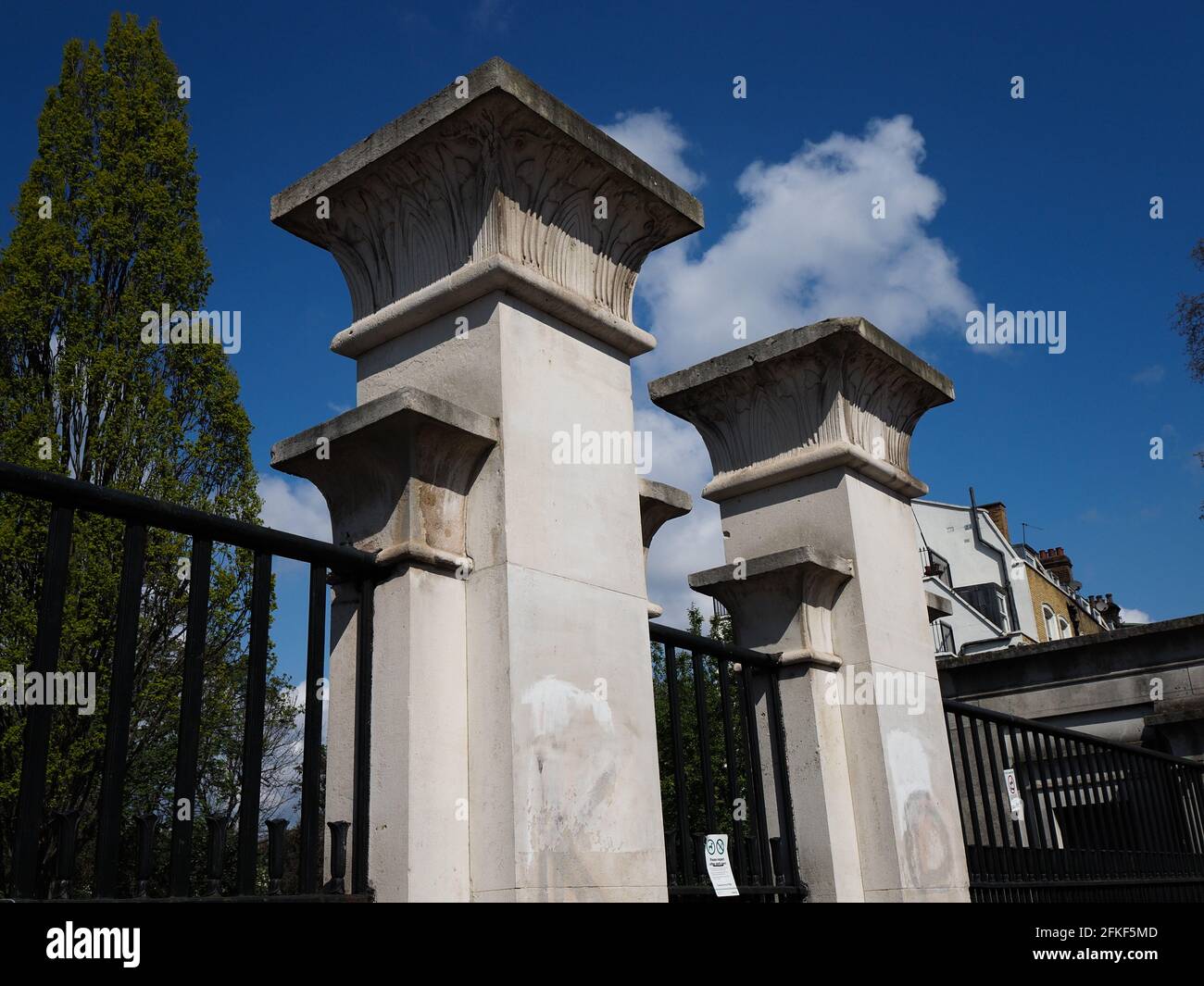 Victorian cemetery gates hi-res stock photography and images - Alamy