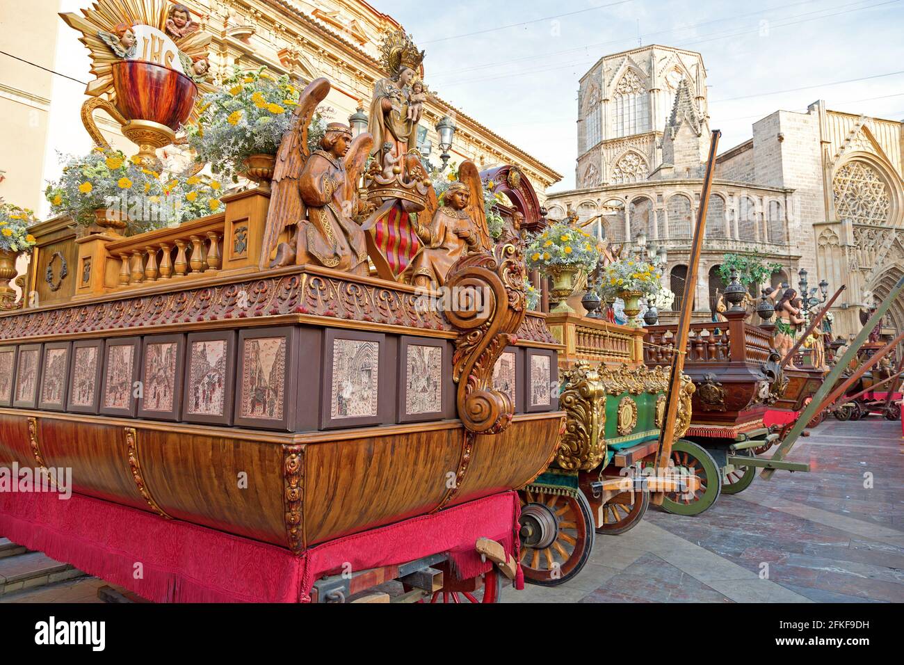 Wooden medieval carriage hi-res stock photography and images - Alamy