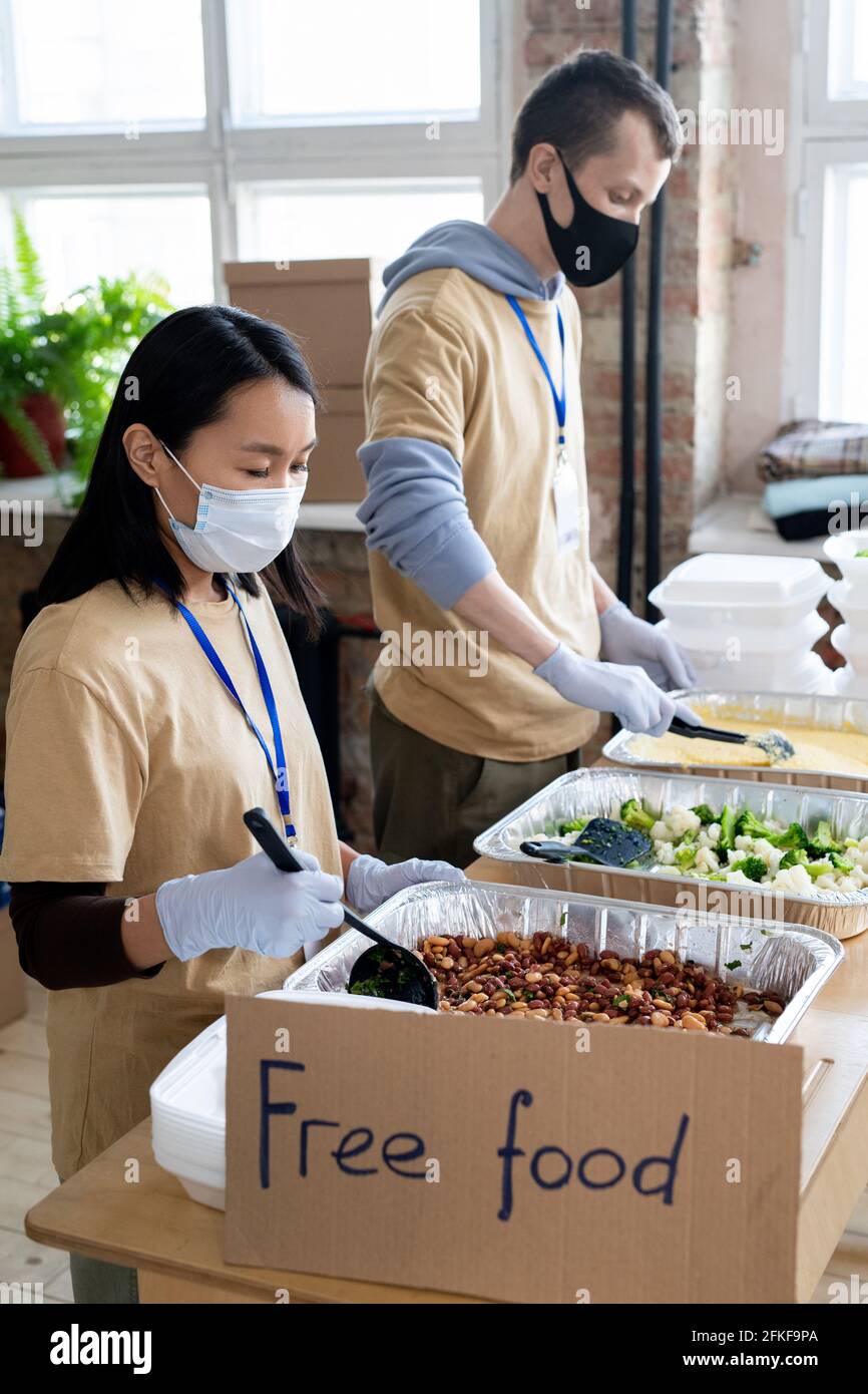 Volunteers working table hi-res stock photography and images - Alamy