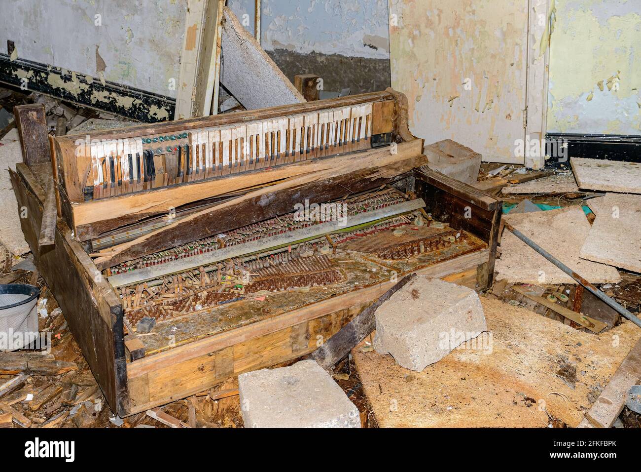 Smashed Piano High Resolution Stock Photography and Images - Alamy