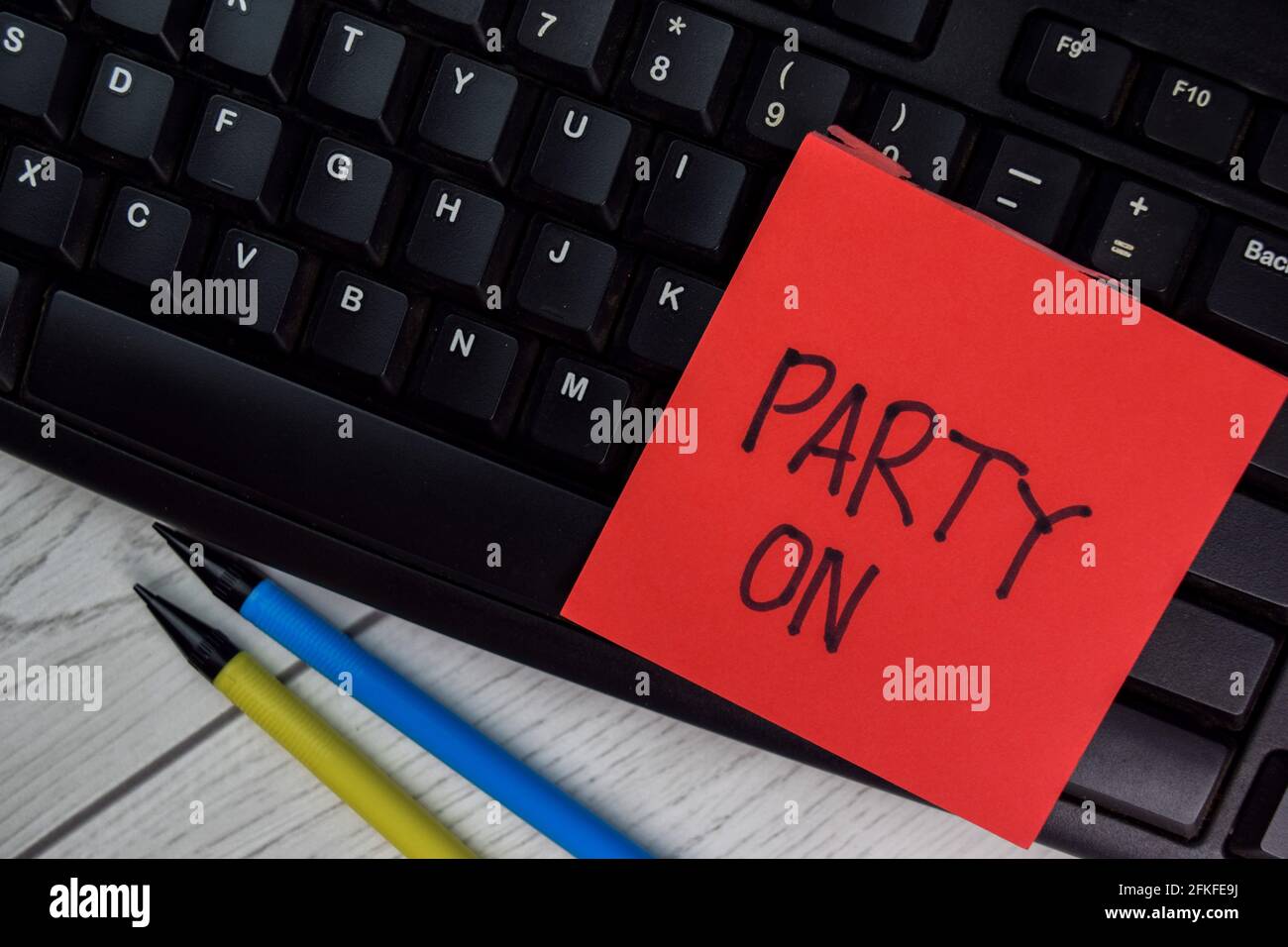 Happy birthday sticky note on hi-res stock photography and images - Alamy