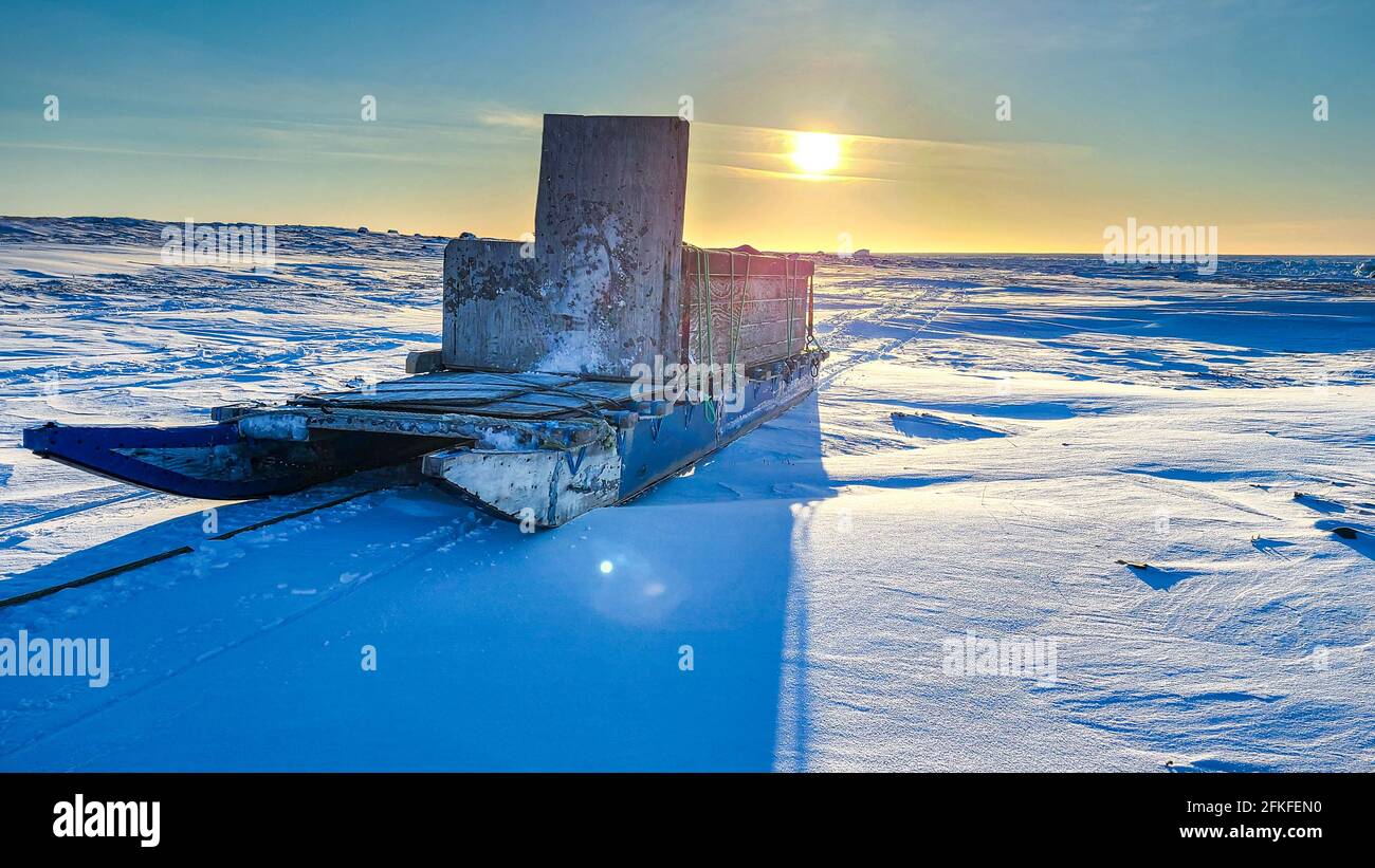 Inuit hunting snow hi-res stock photography and images - Alamy