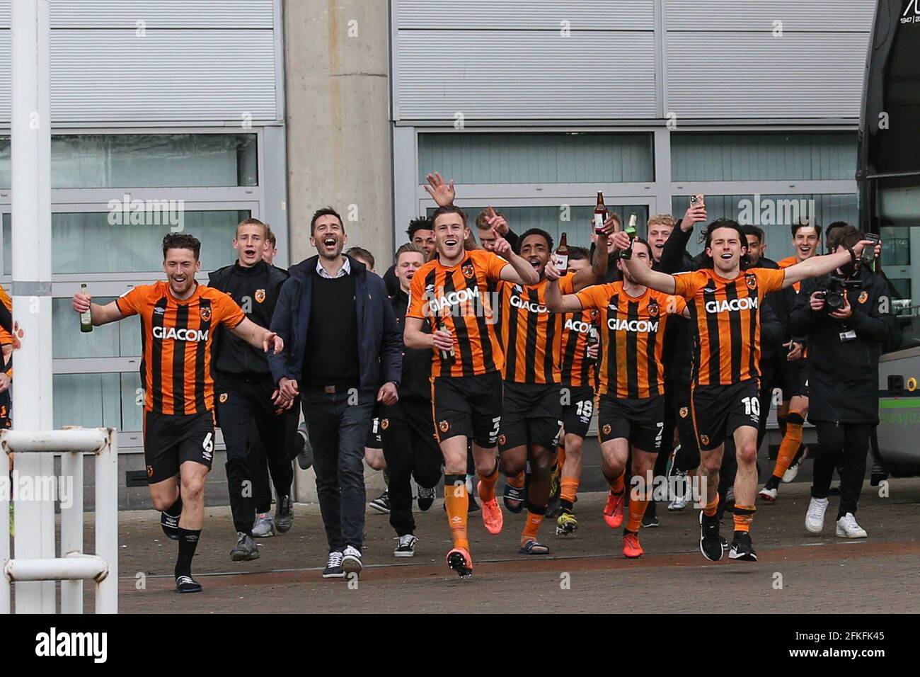 Hull City players come running out of the KCOM Stadium to the waiting fans Stock Photo - Alamy