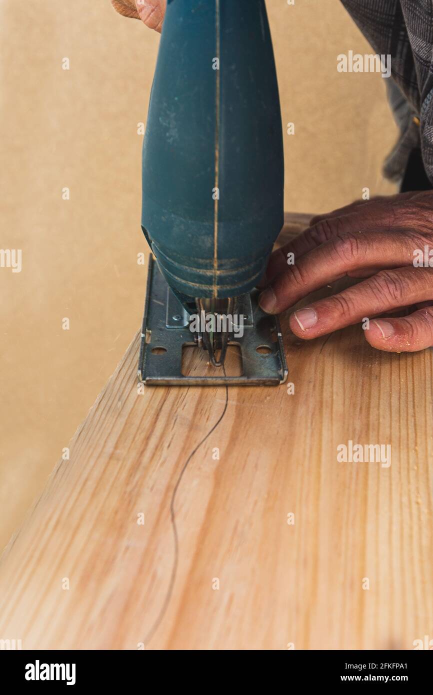 Sawing wood by hand hi-res stock photography and images - Alamy