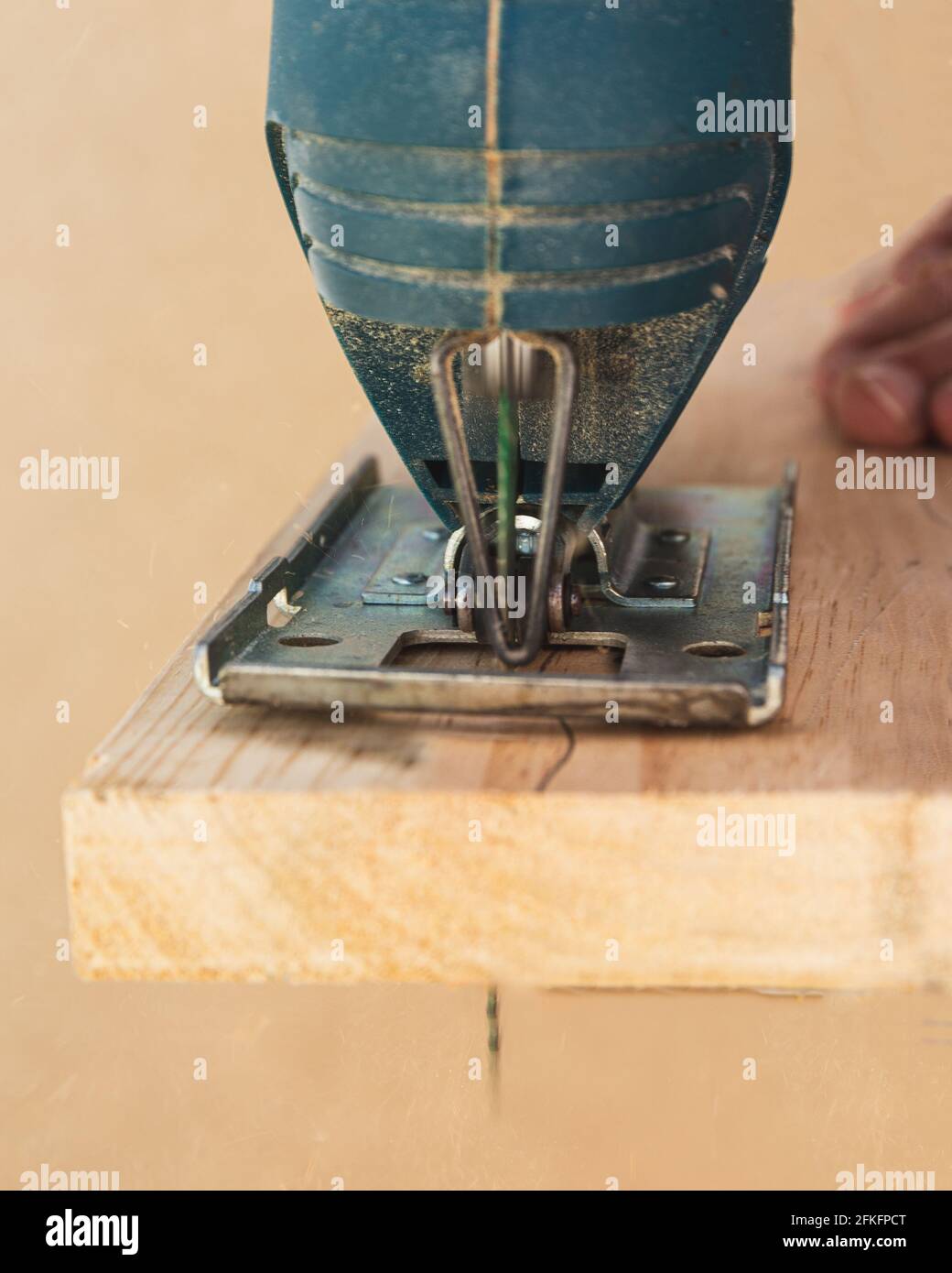 Sawing wood by hand hi-res stock photography and images - Alamy